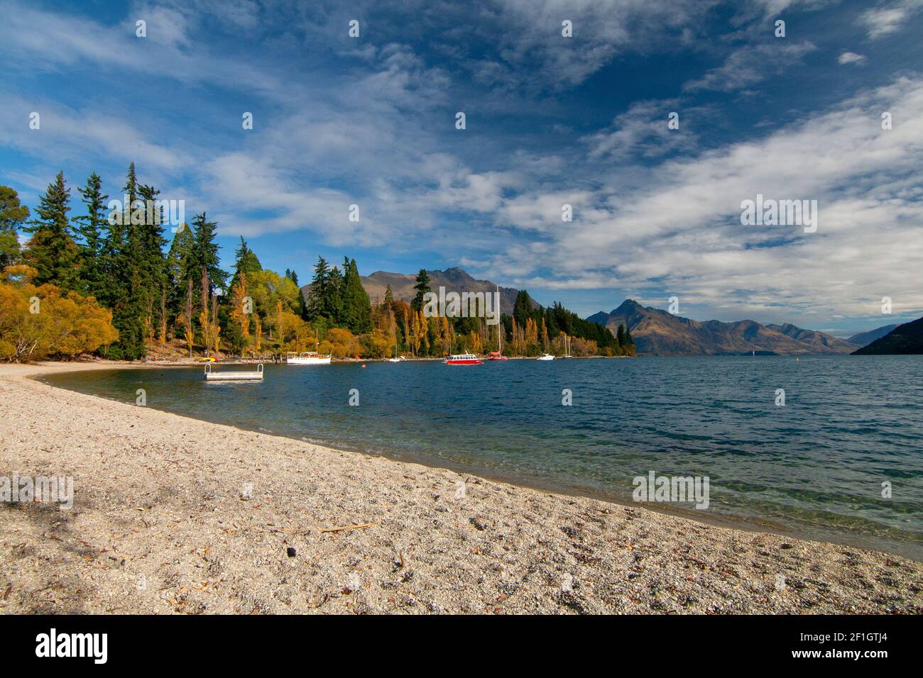 Queenstown bay beach lake wakatipu hi-res stock photography and images ...