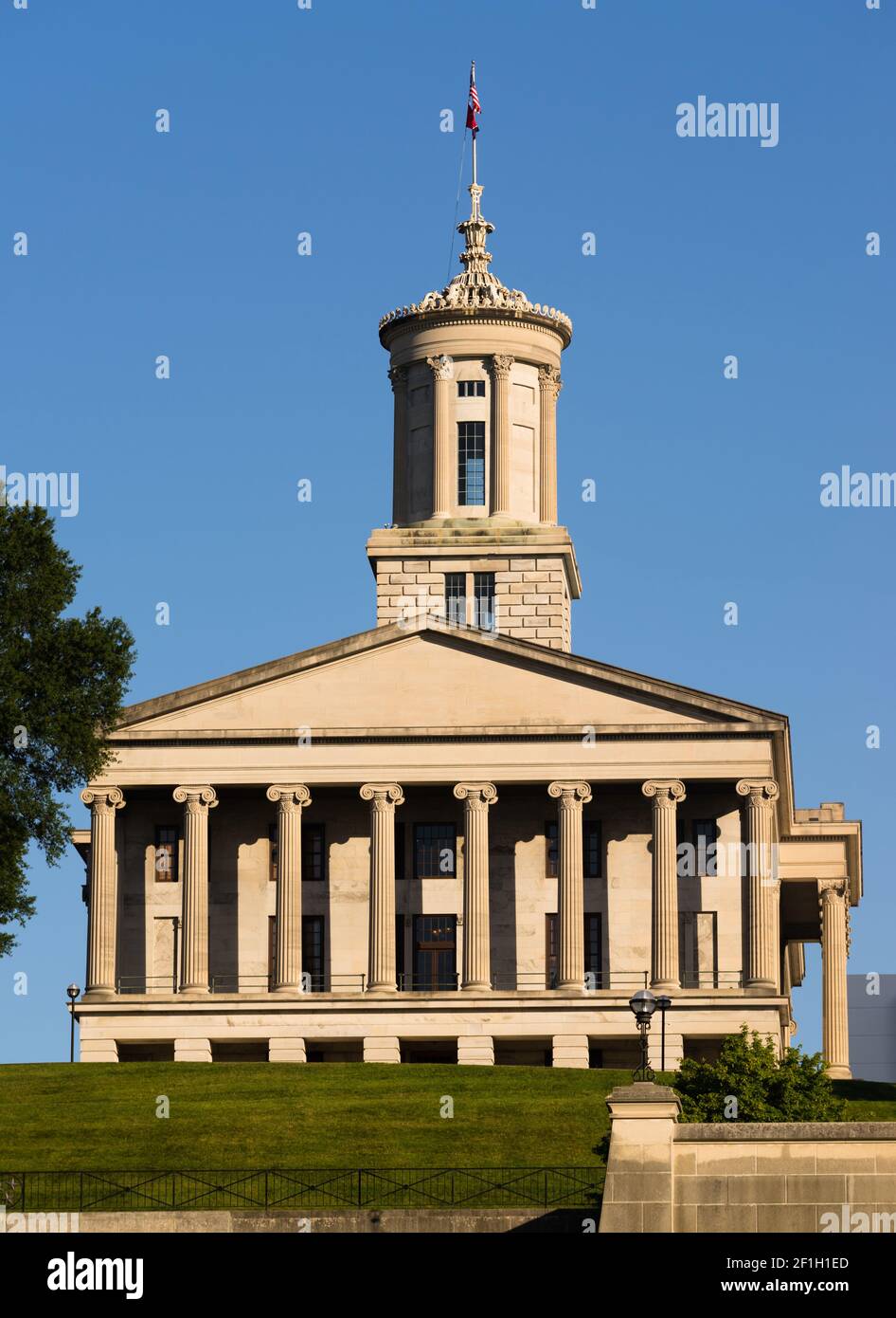 The Tennessee Capitol Building Stands In Nashville Under Blue Skies ...