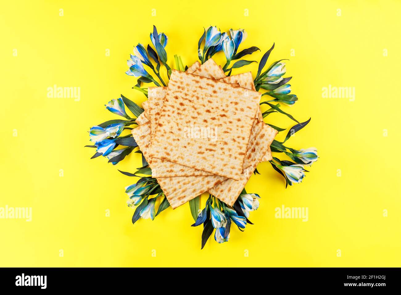 Israeli matzah bread for the Jewish holiday Pesach Stock Photo - Alamy