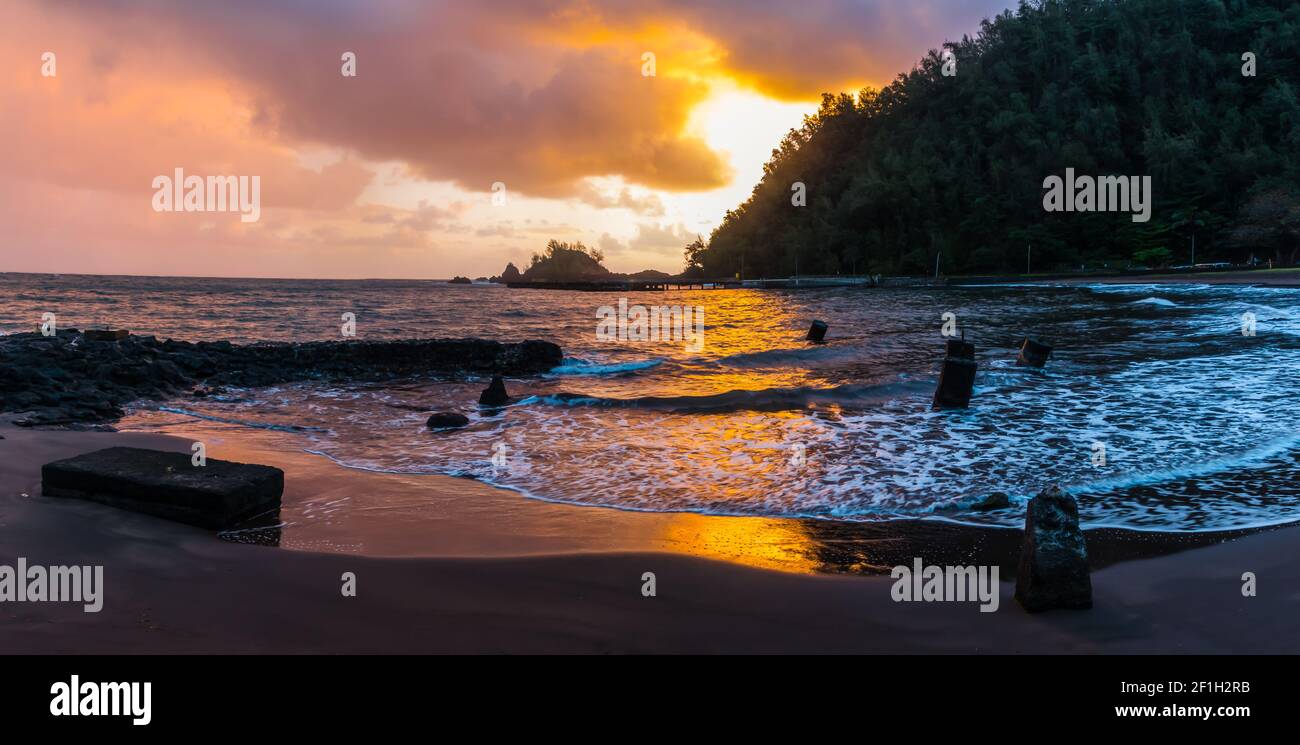 Sunrise at Hana Bay Beach Park, Hana, Maui, Hawaii, USA Stock Photo - Alamy