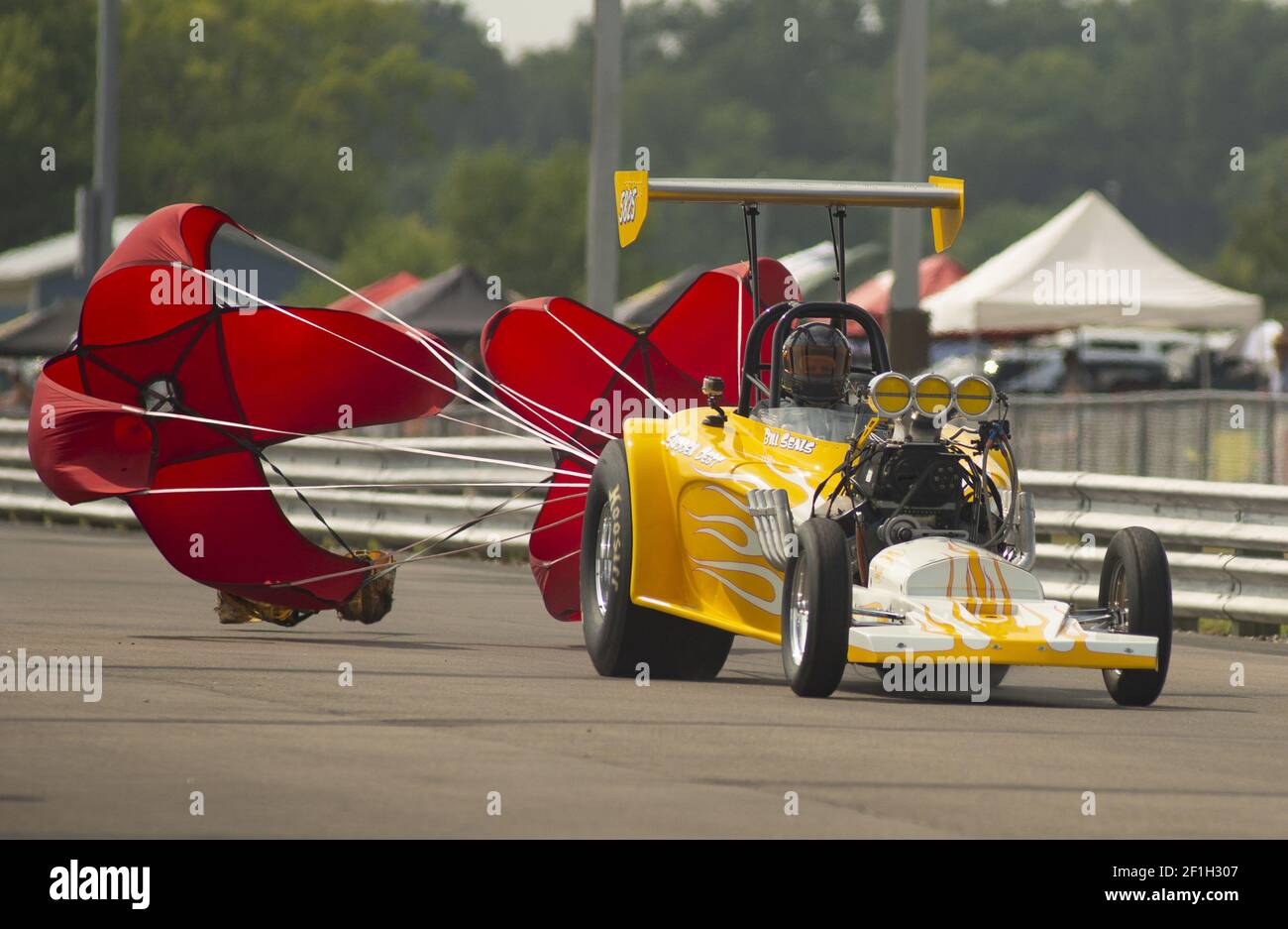 Yellow drag chute hi-res stock photography and images - Alamy