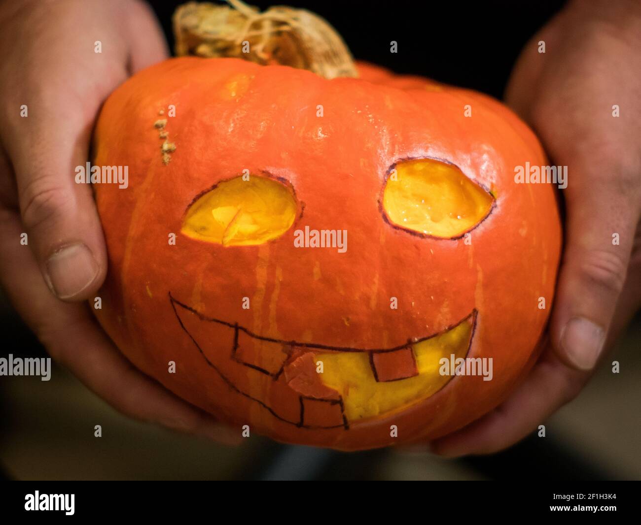 Hands pumpkin hi-res stock photography and images - Alamy