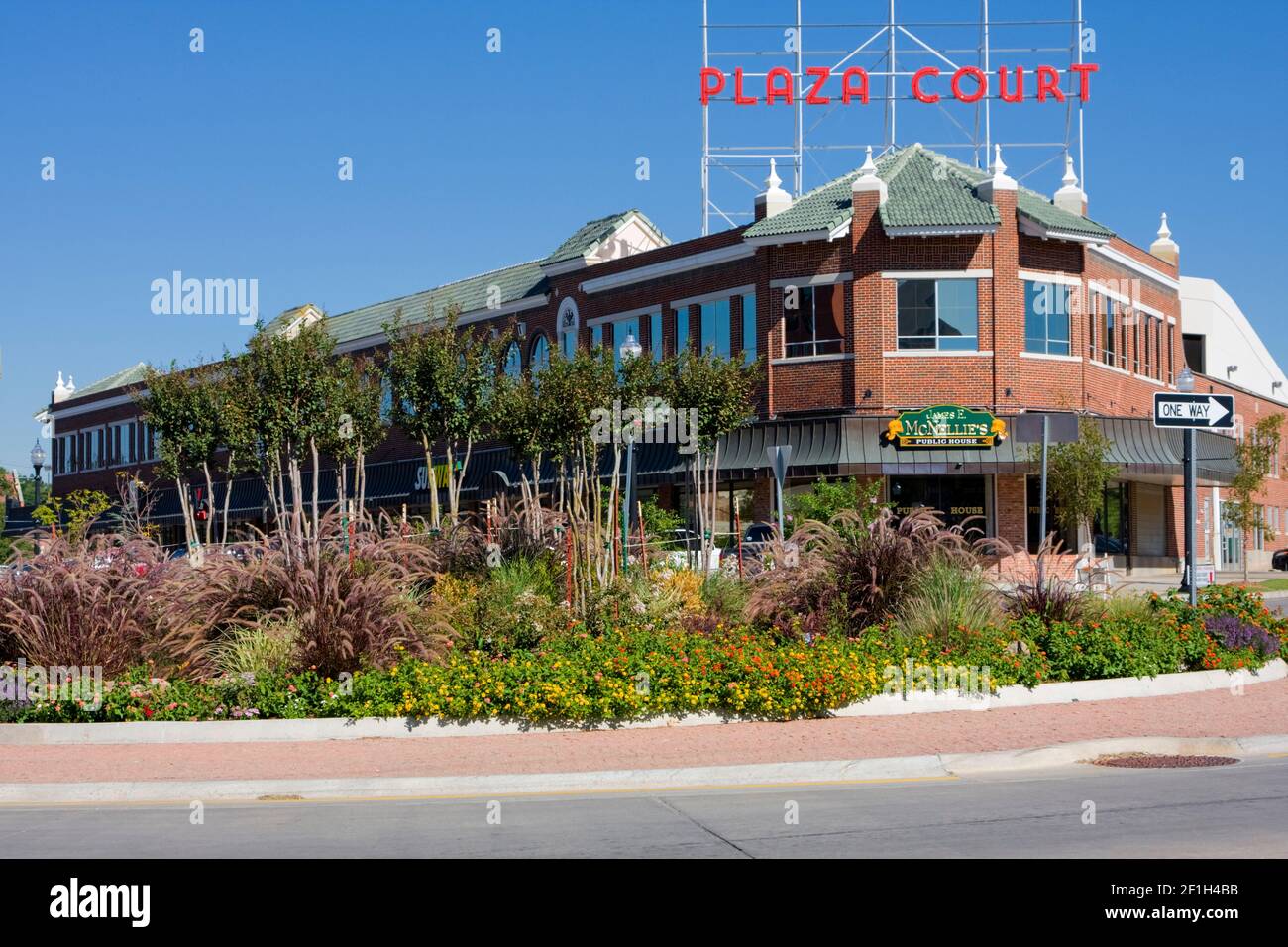 Shopping plaza suburban hi-res stock photography and images - Alamy