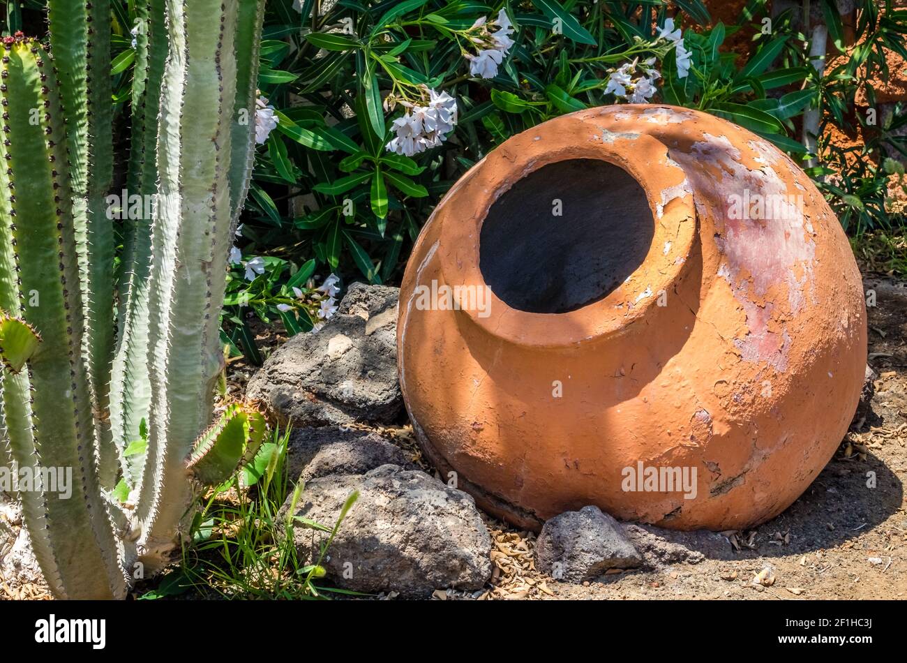 Large empty pot Stock Photo - Alamy