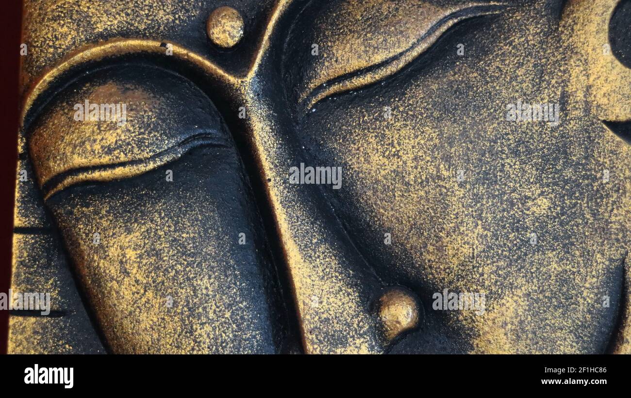 Head face golden statue buddha hi-res stock photography and images - Alamy