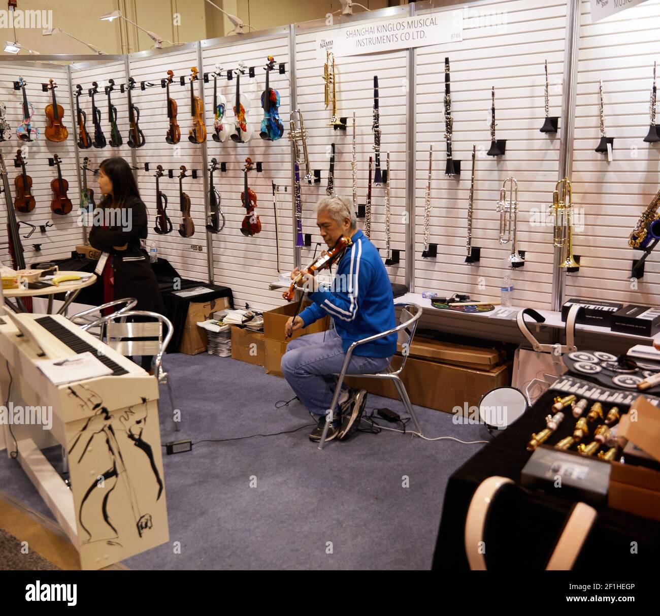 Violin viola cello bass hi-res stock photography and images - Alamy