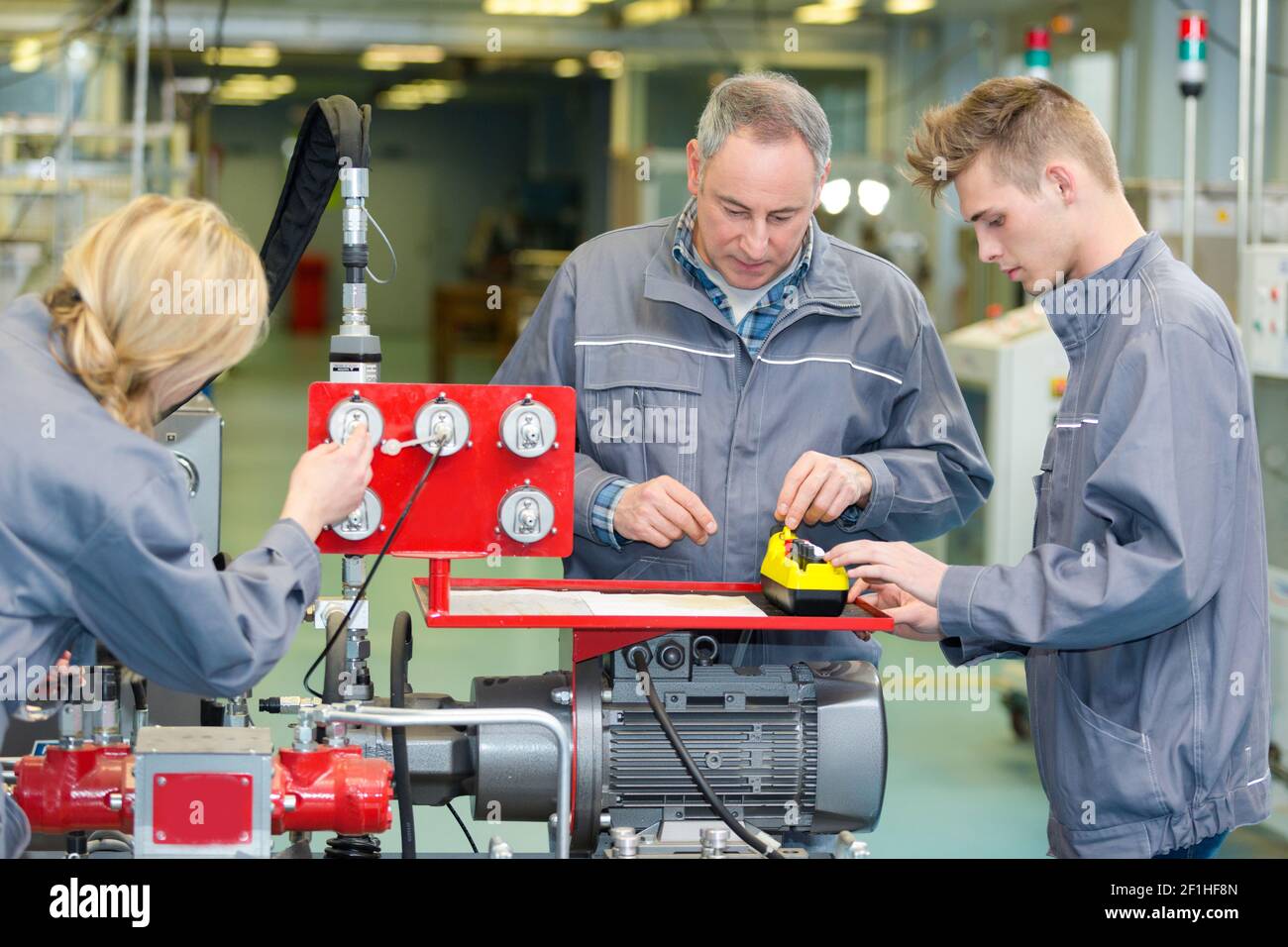 Engineer training female male hi-res stock photography and images - Alamy
