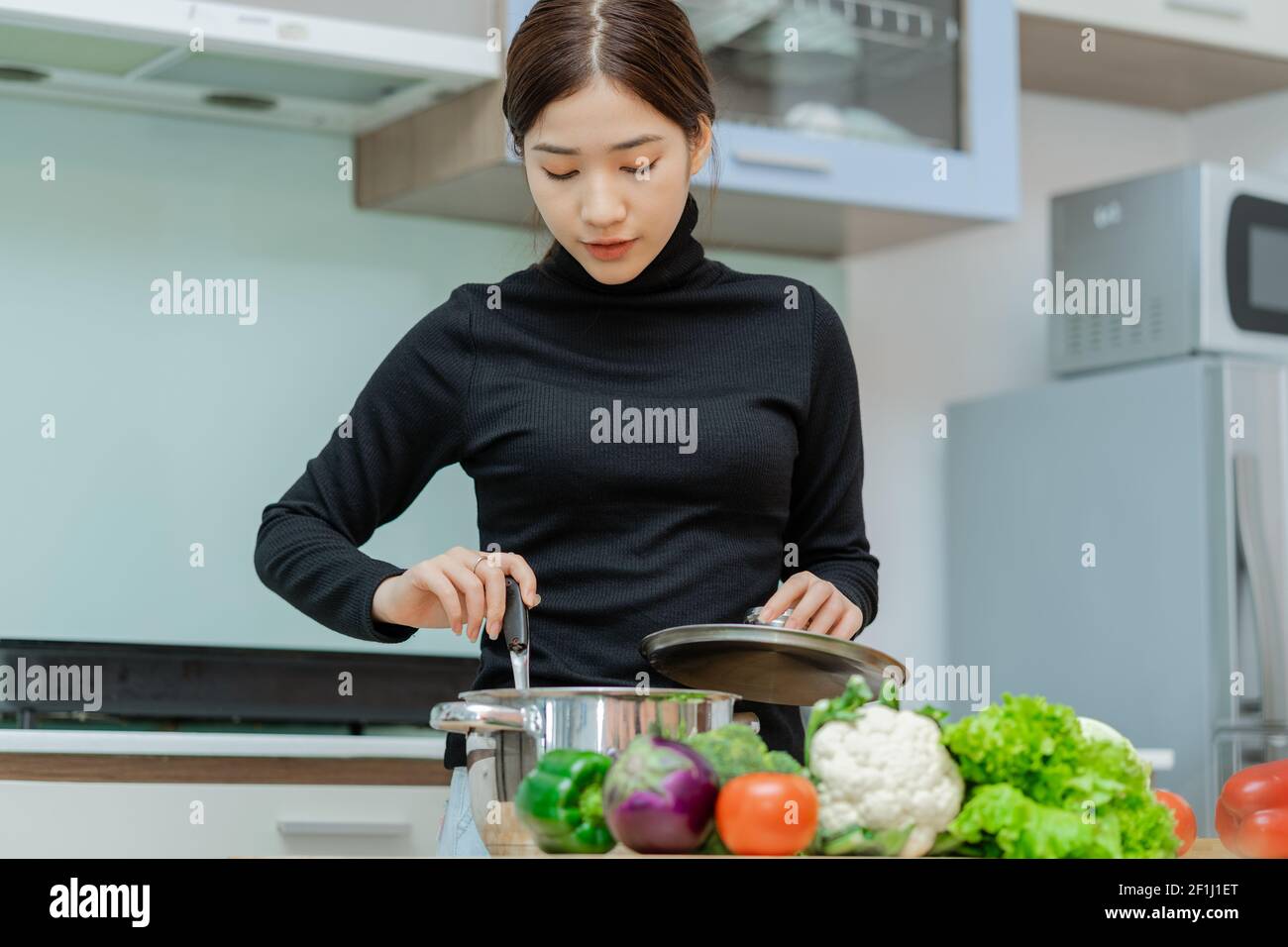 Vietnamese girl cooking hi-res stock photography and images - Alamy