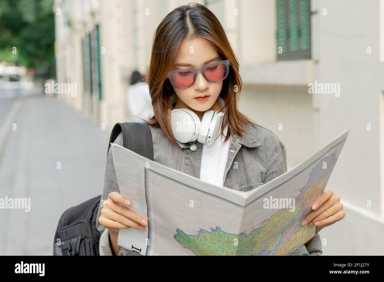 Asian female tourist is reading the map to find her way Stock Photo - Alamy