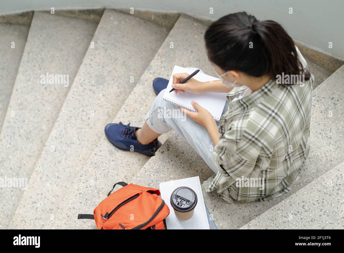 students study outdoors at school Stock Photo - Alamy