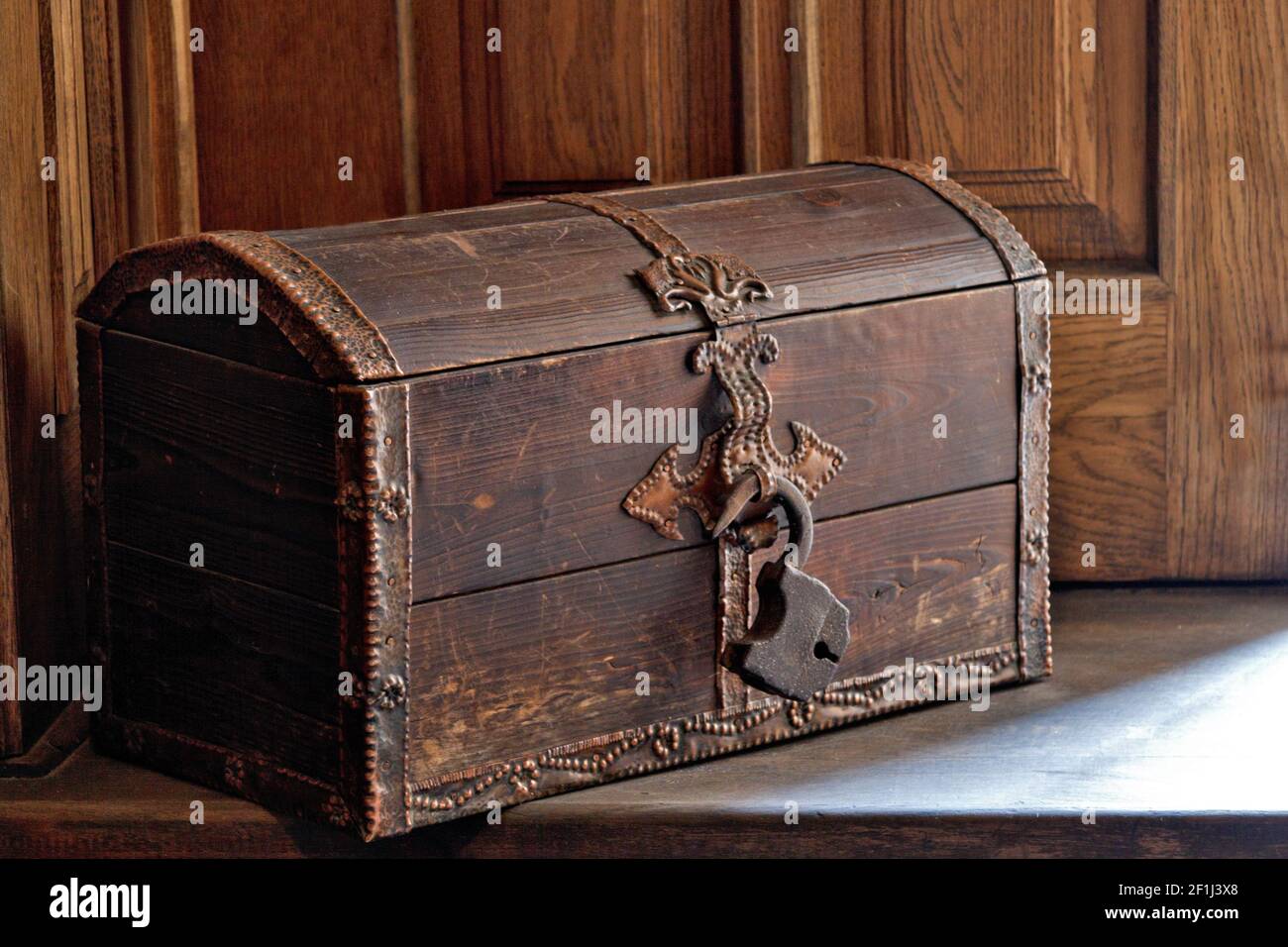 Wood chests hi-res stock photography and images - Alamy