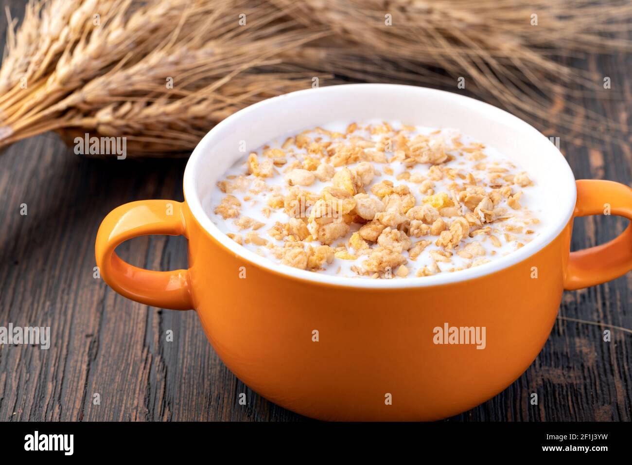 Granola muesli breakfast cereals hi-res stock photography and images ...
