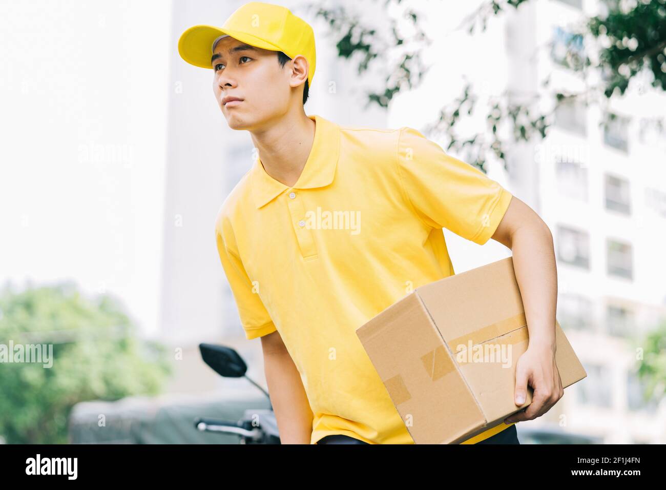 Asian delivery people are running on the road to deliver goods to ...