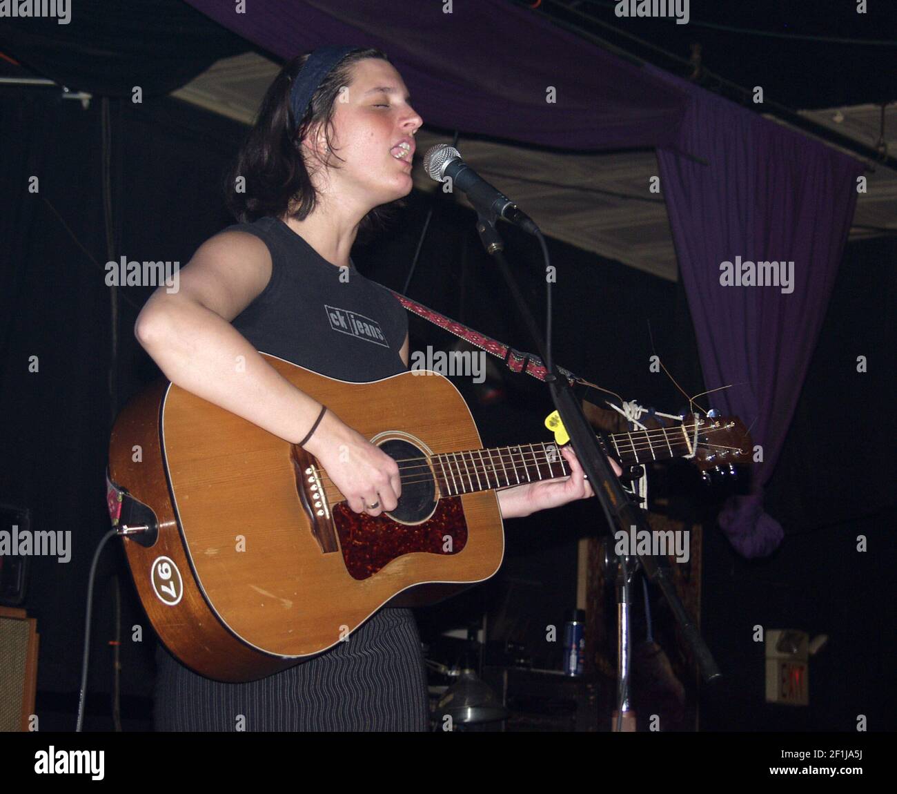 Acoustic kitty hi-res stock photography and images - Alamy