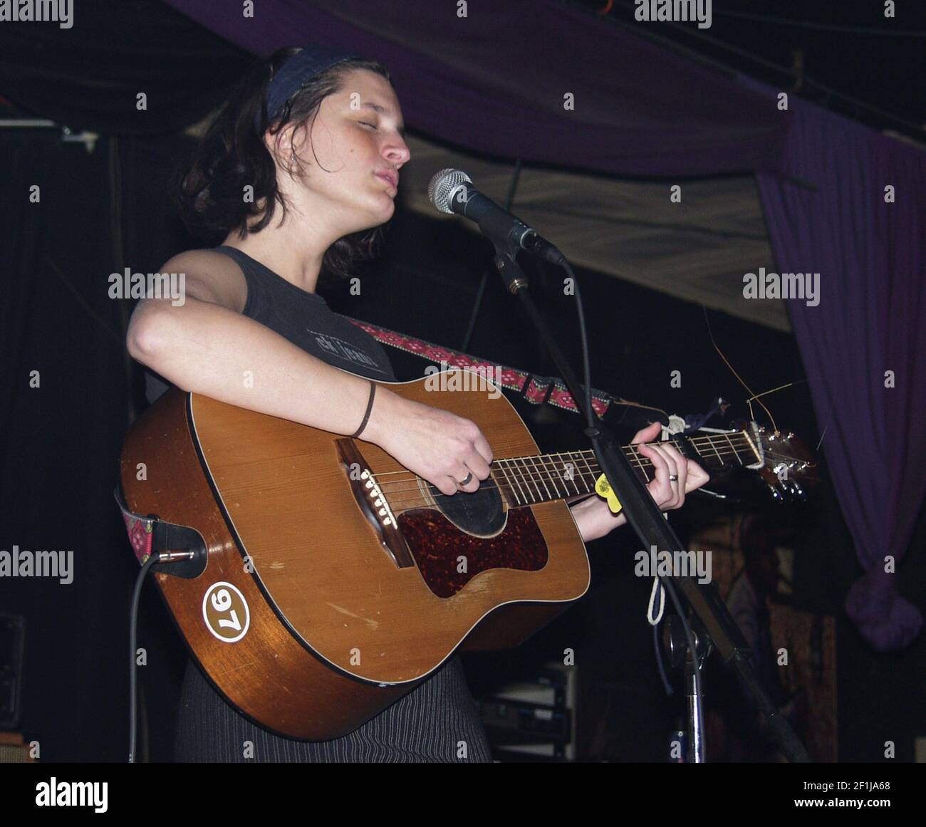 Acoustic kitty hi-res stock photography and images - Alamy