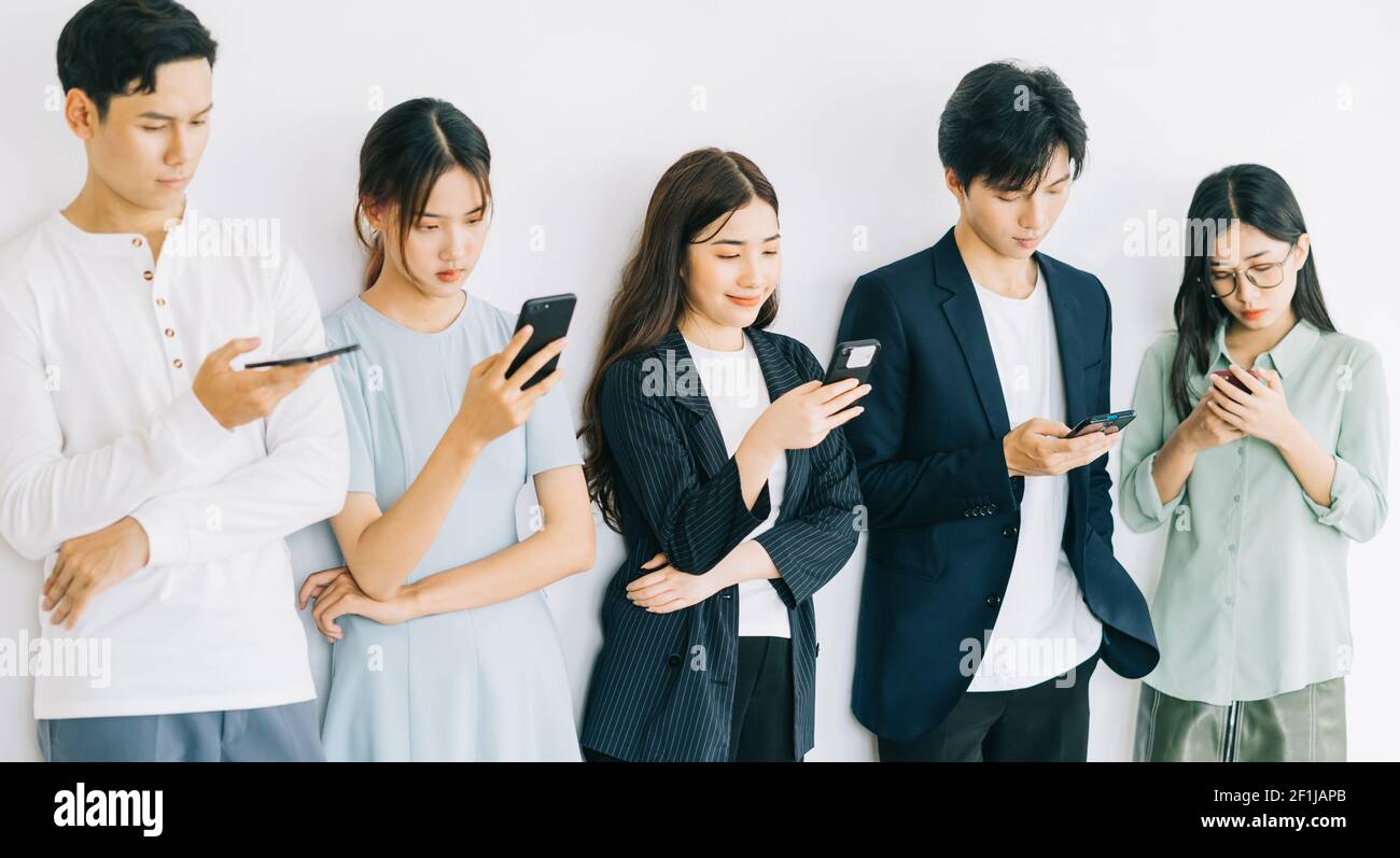 Everyone using smart phones hi-res stock photography and images - Alamy