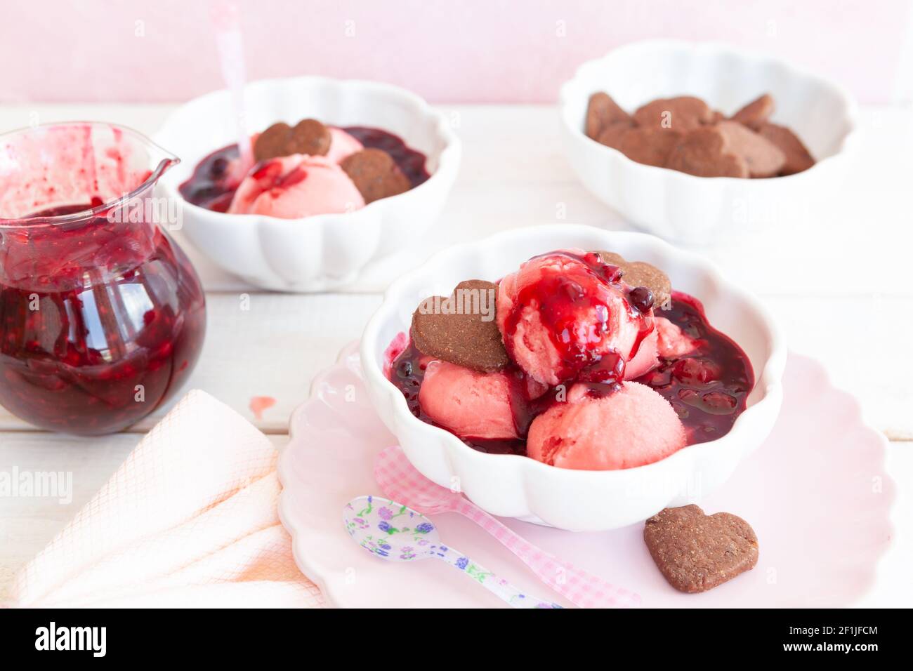 Ice cream with raspberry sauce hi-res stock photography and images - Alamy
