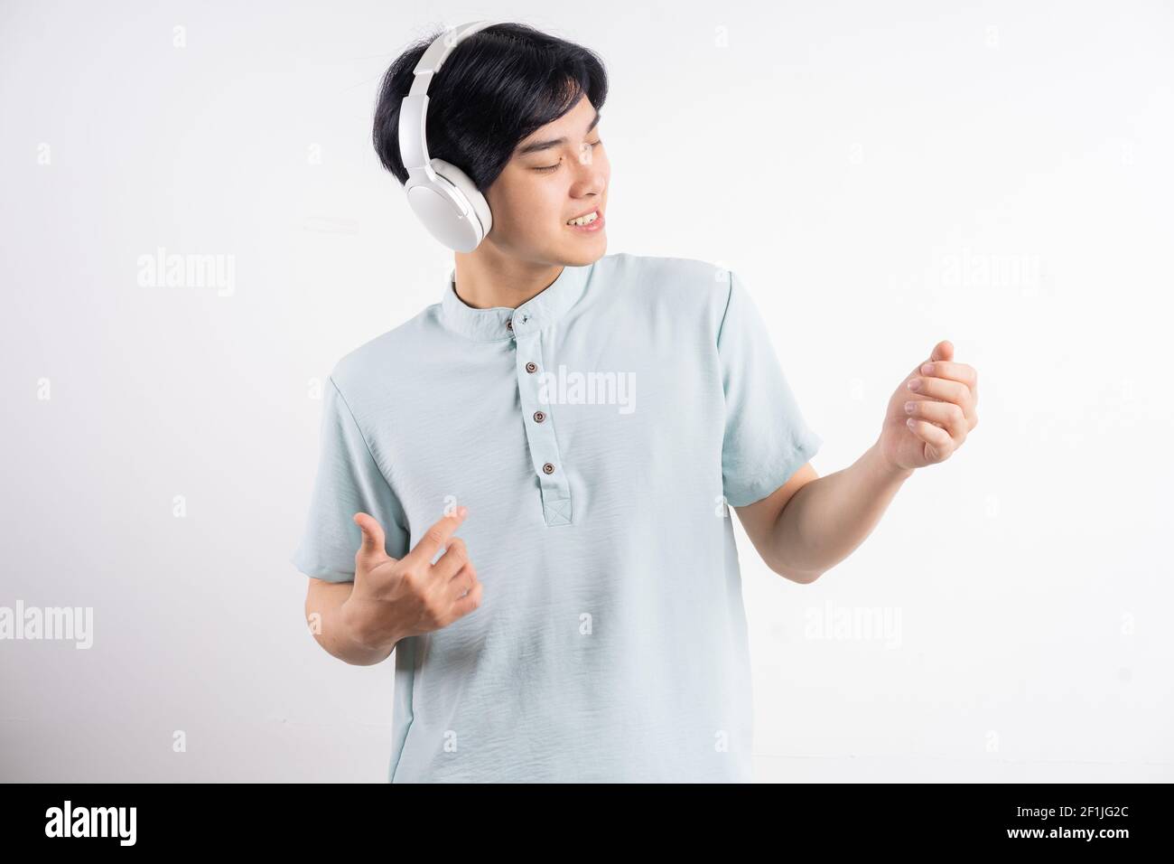 Filipino man singing hi-res stock photography and images - Alamy