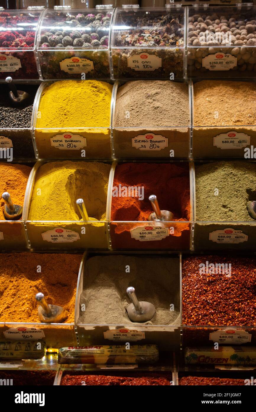 Oriental colorful spices in a traditional Turkish Spice Bazaar Stock ...