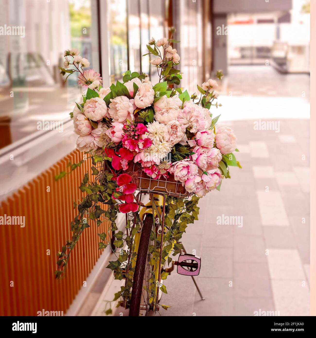 Cycle bike flower display hi-res stock photography and images - Alamy