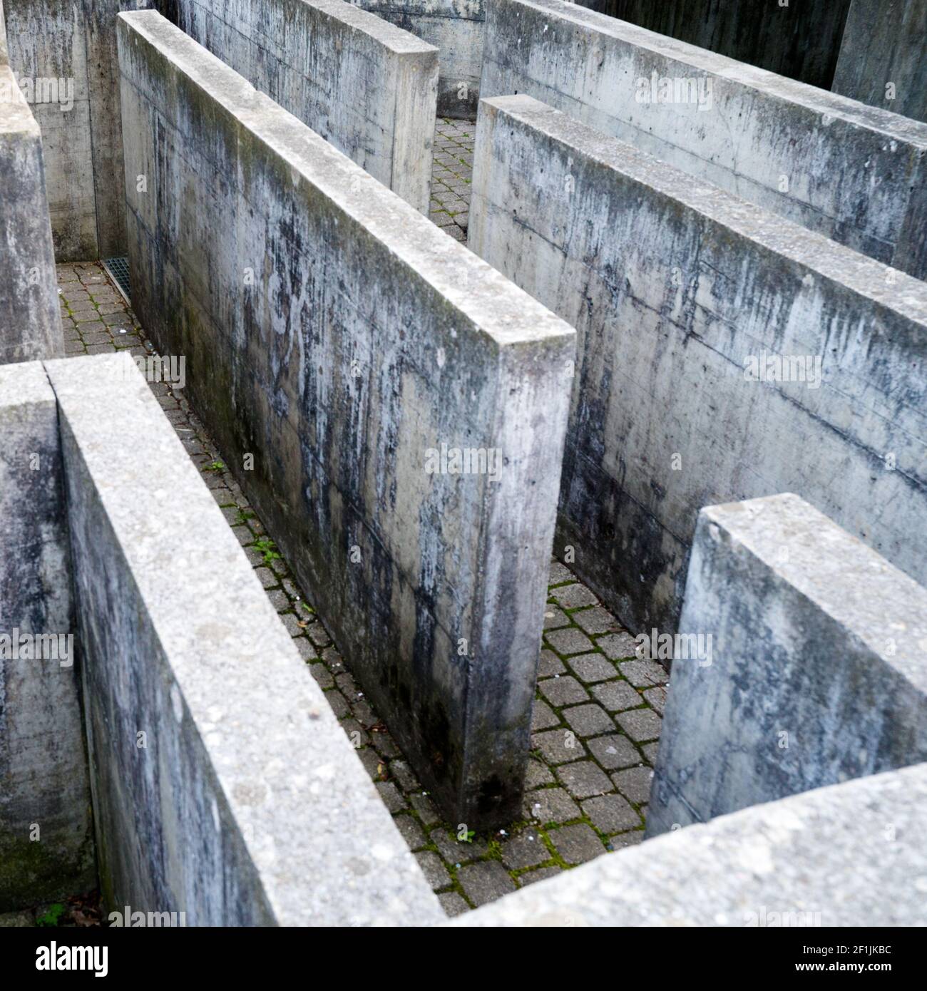 Modern labyrinth hi-res stock photography and images - Alamy