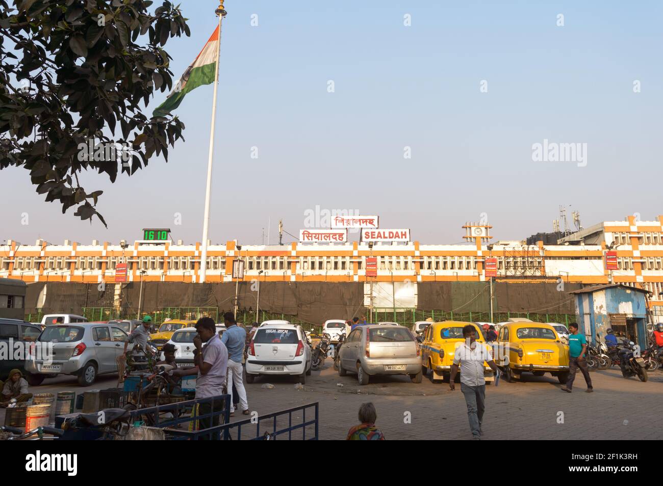 Train in sealdah railway station hi-res stock photography and images ...