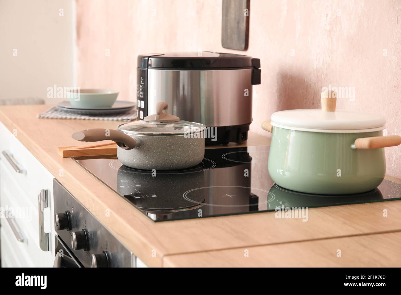Stove with cookware in interior of modern kitchen Stock Photo - Alamy