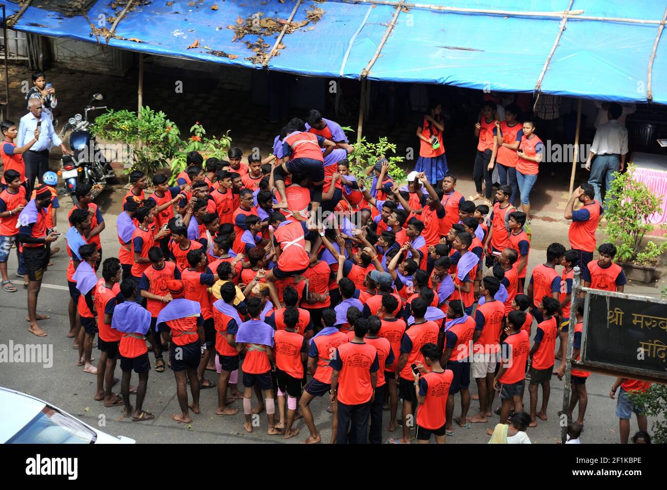 Human Pyramid trying to break dahi handi on Janmashtami, Gokulashtami ...