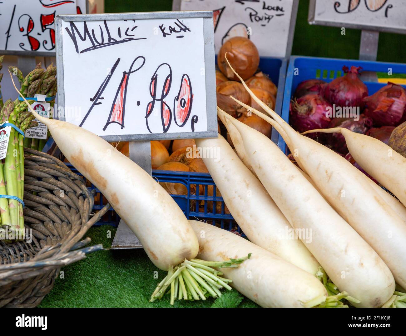 Mooli radish hi-res stock photography and images - Alamy