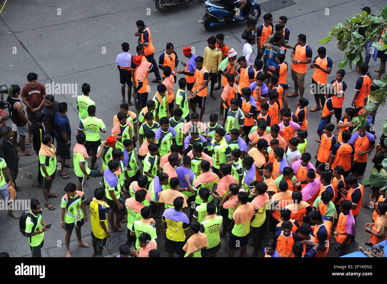 Human Pyramid trying to break dahi handi on Janmashtami, Gokulashtami ...