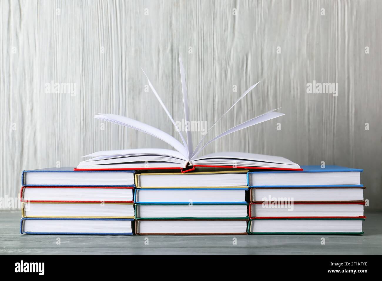 Empty library stacks hi-res stock photography and images - Alamy