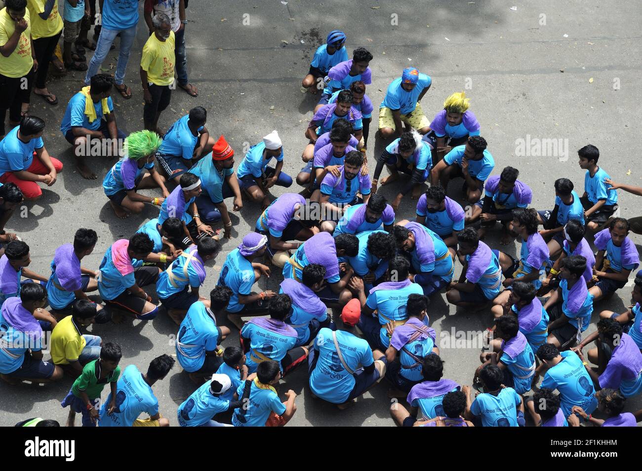Human Pyramid trying to break dahi handi on Janmashtami, Gokulashtami ...