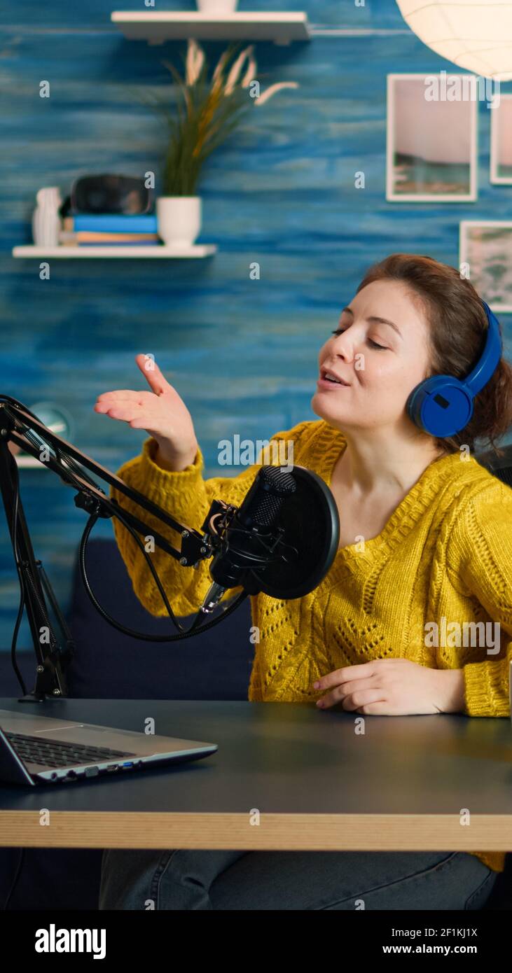 Blogger influencer green screen hi-res stock photography and images - Alamy