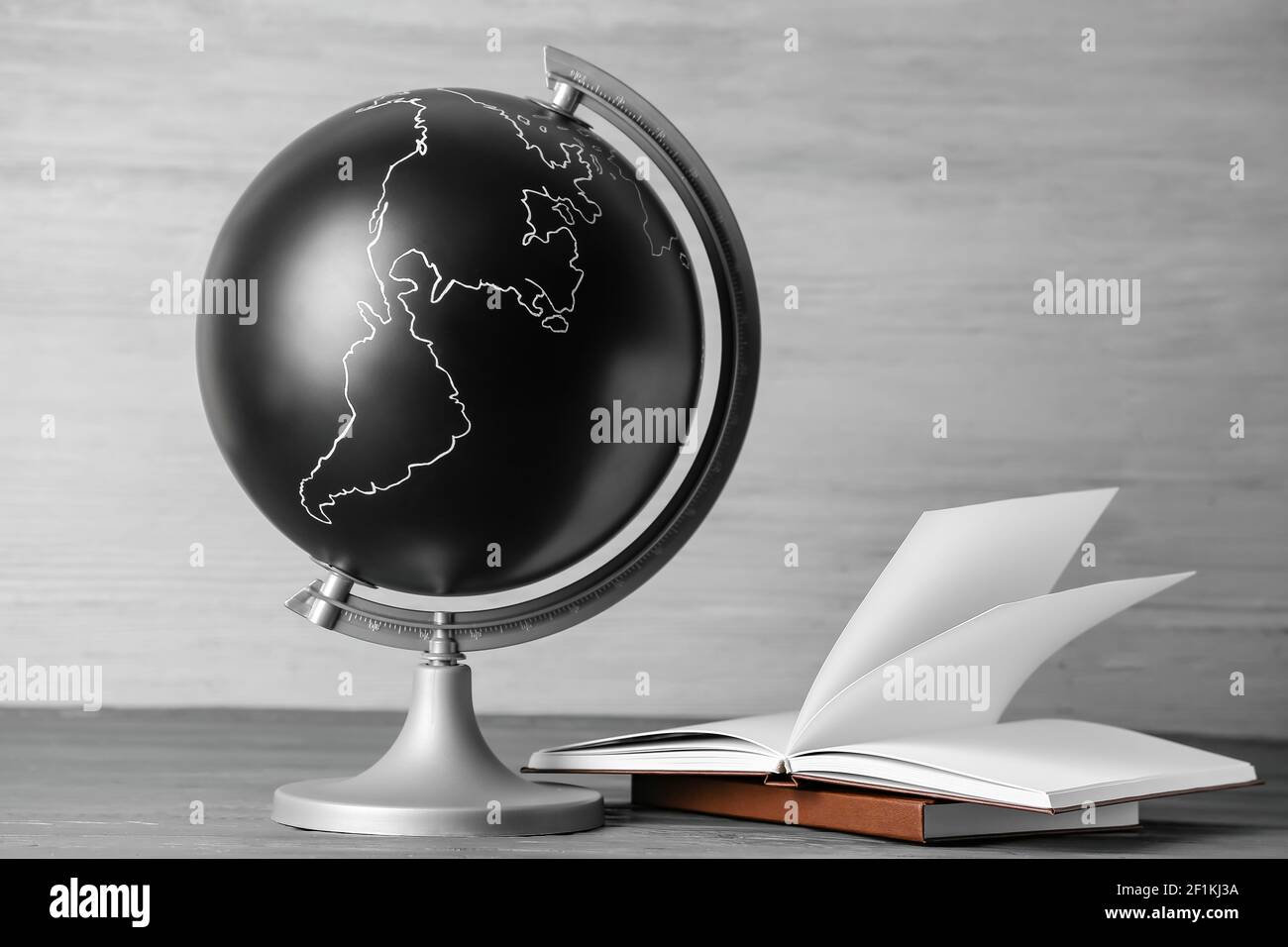 Books open world map hi-res stock photography and images - Alamy