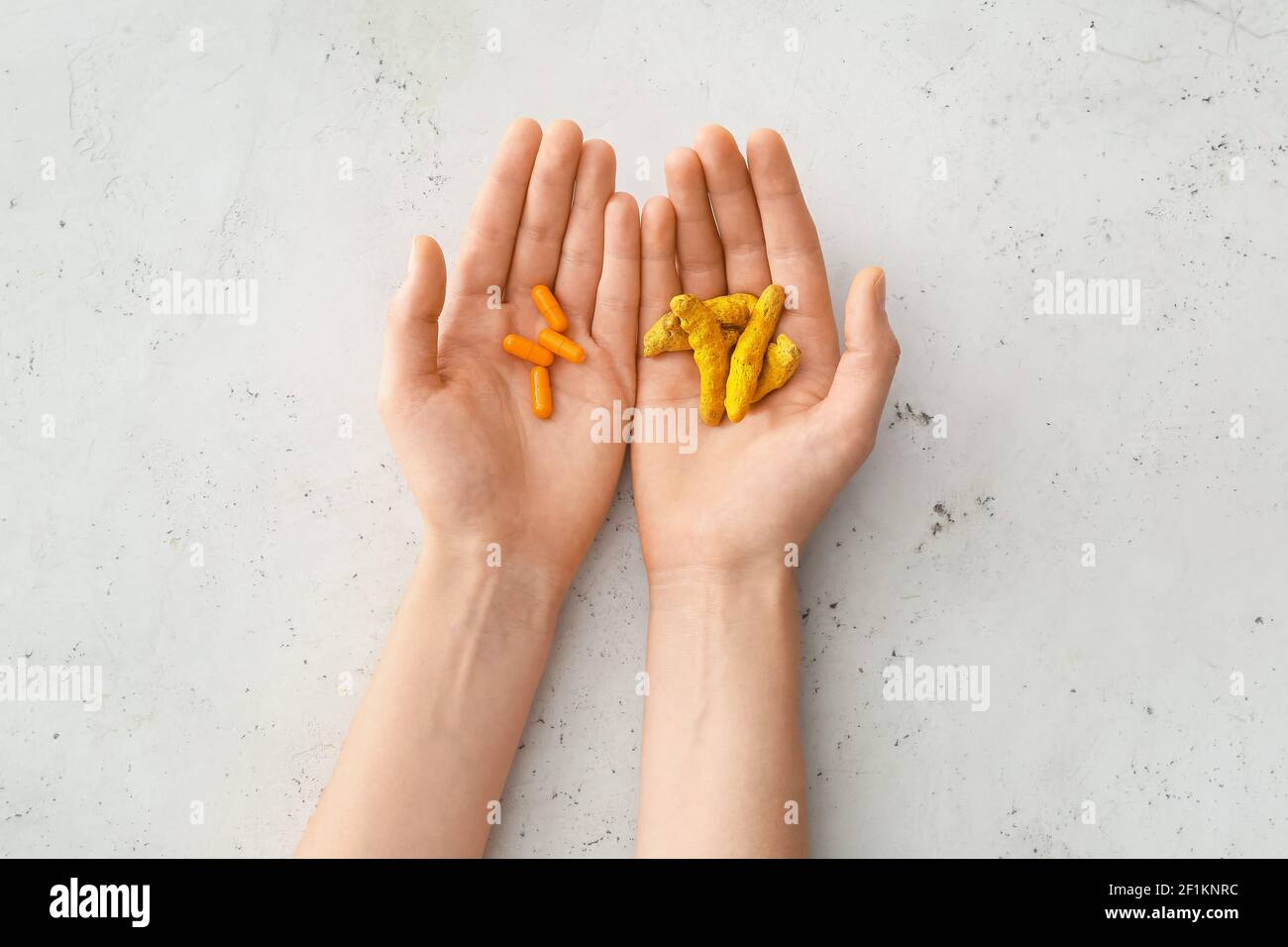 Female hands turmeric powder hi-res stock photography and images - Alamy