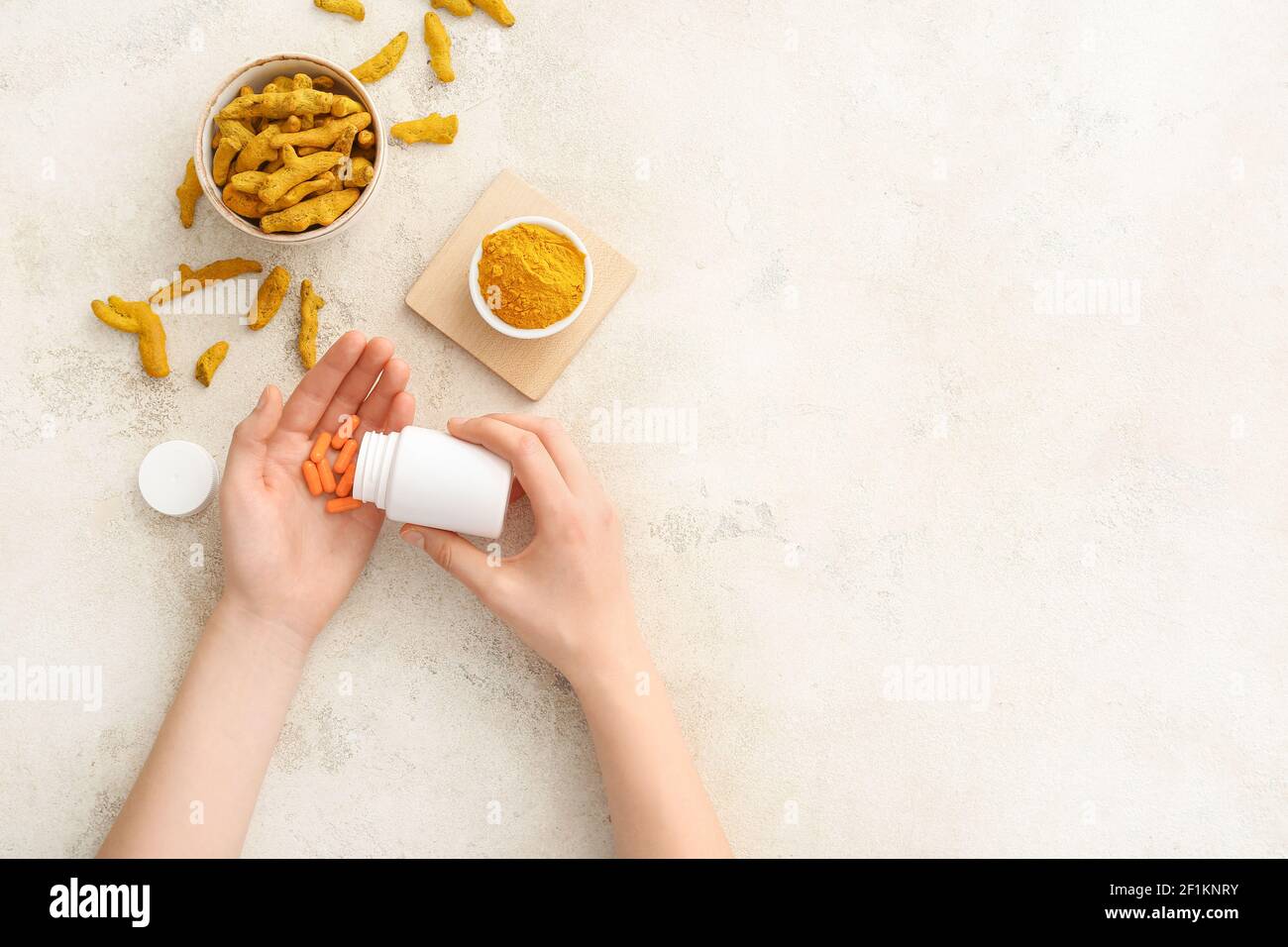 Female hands turmeric powder hi-res stock photography and images - Alamy