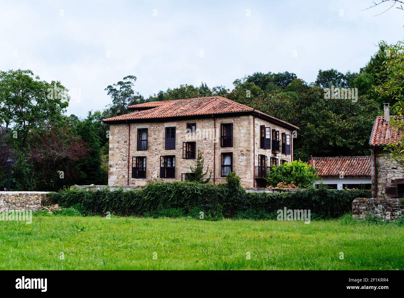 Stone house spain countryside hi-res stock photography and images - Alamy
