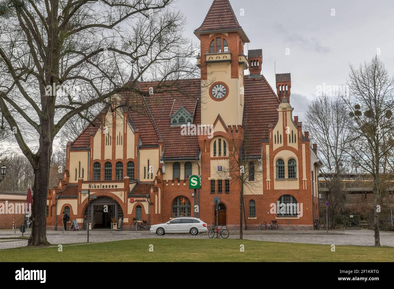 S bahnhof nikolassee hi-res stock photography and images - Alamy