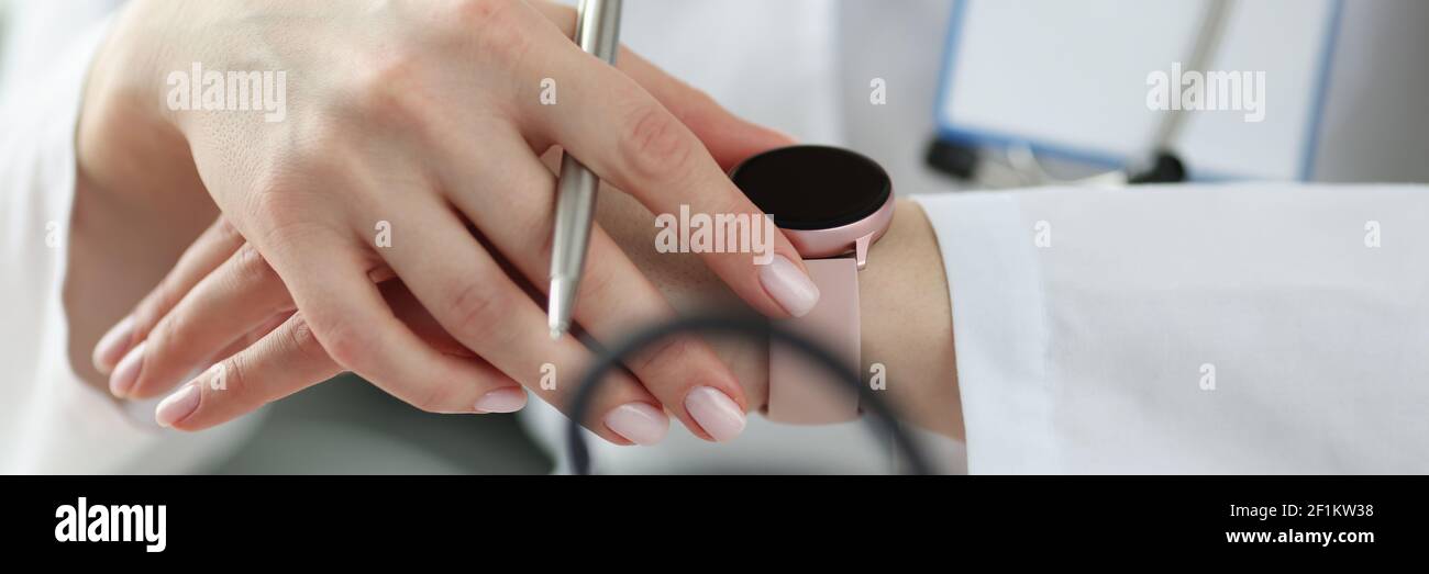 Smart woman at gp hi-res stock photography and images - Alamy