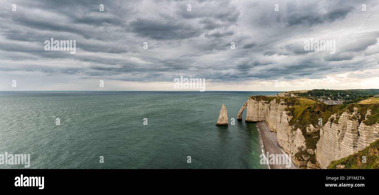 View of vertical cliffs dropping into the ocean Stock Photo - Alamy