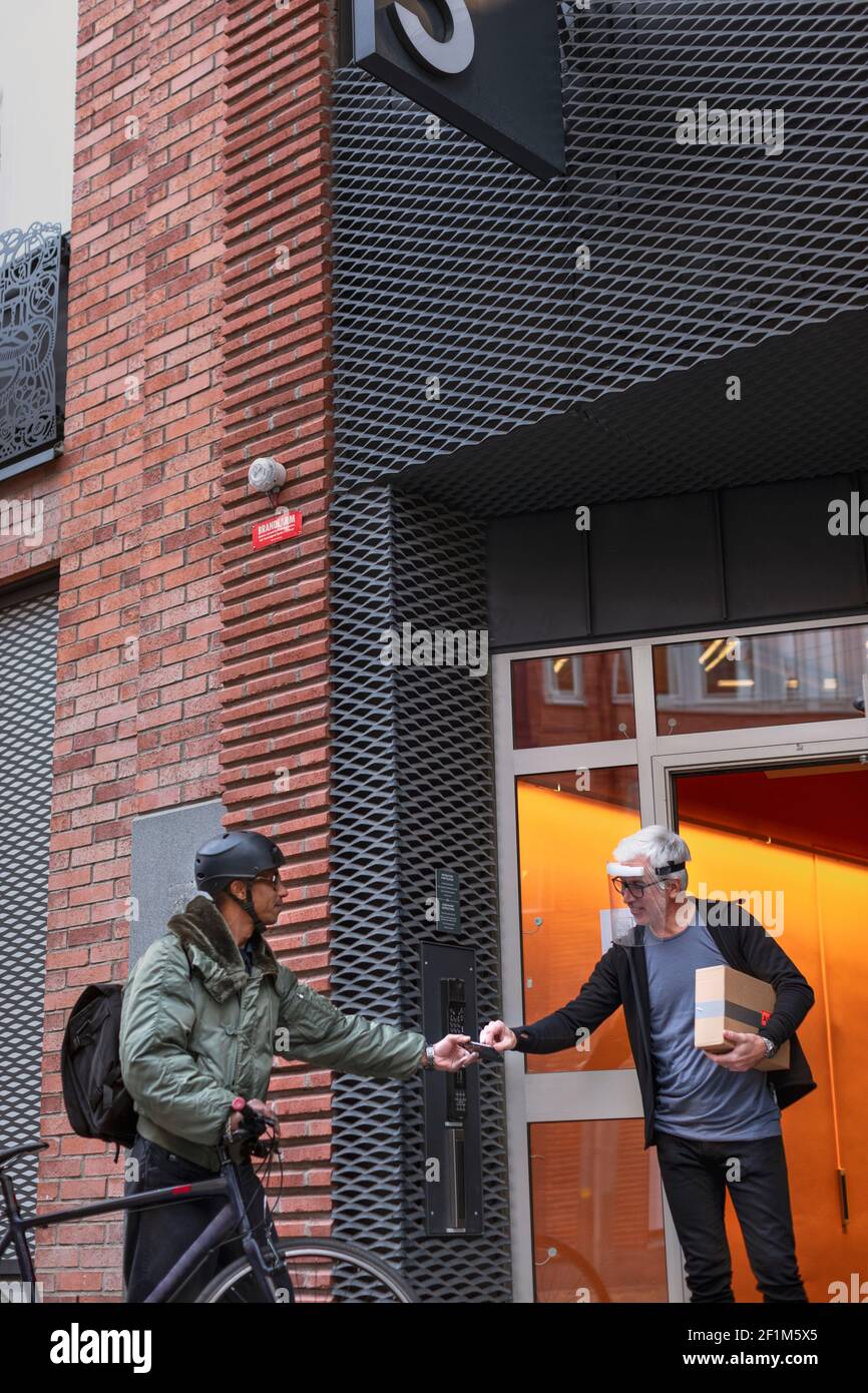 Mature delivery man signing hi-res stock photography and images - Alamy