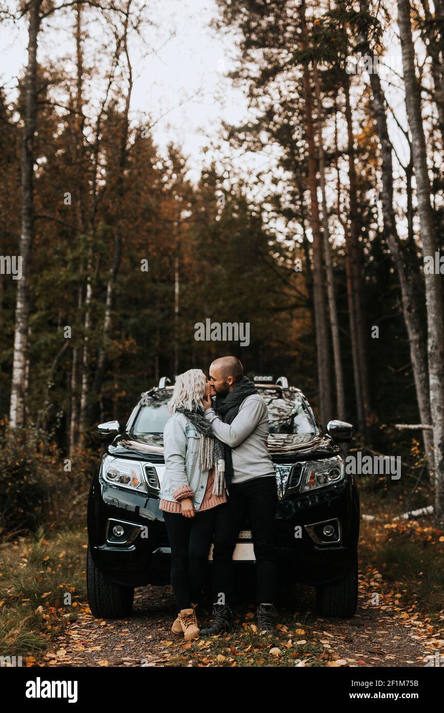Couple kissing car hi-res stock photography and images - Alamy