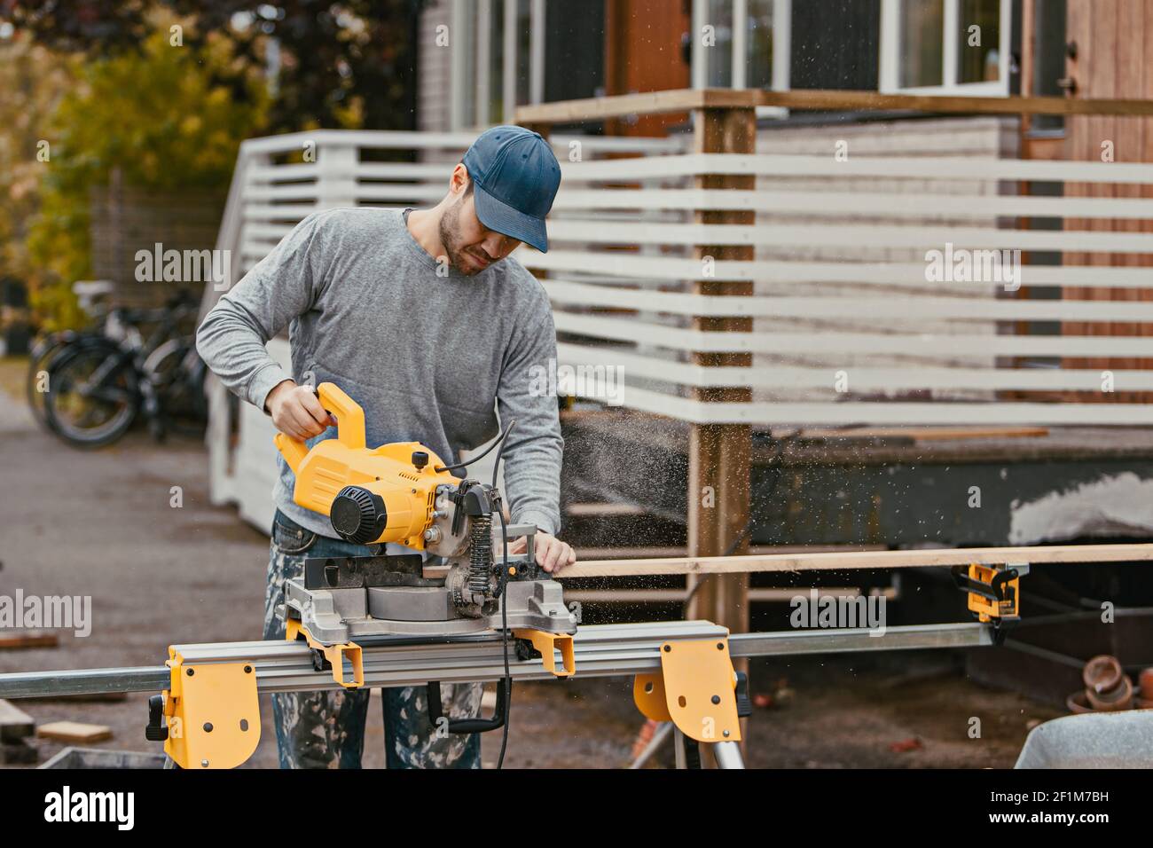 Carpenter man using circular saw hi-res stock photography and images ...