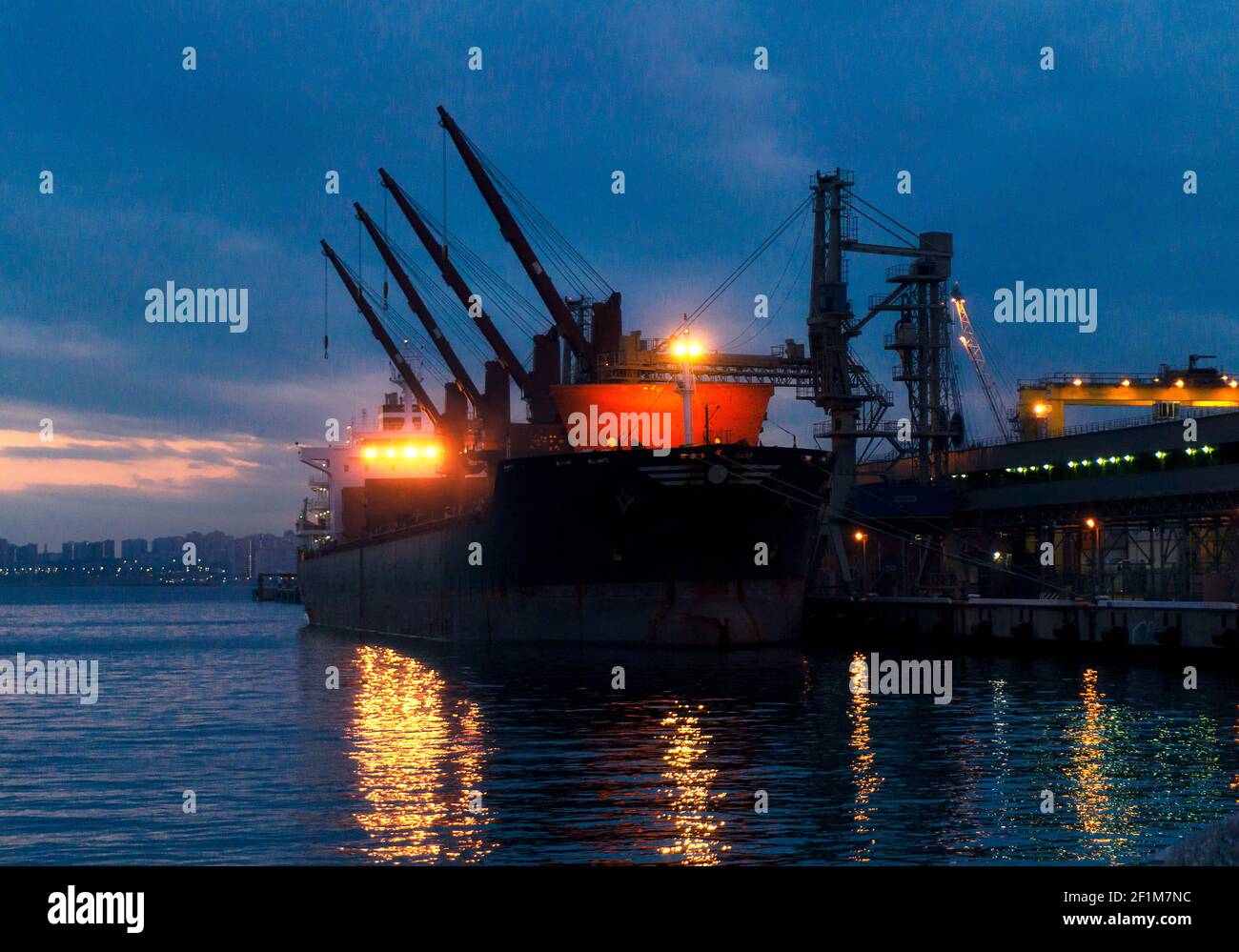 Container ship stands pier hi-res stock photography and images - Alamy