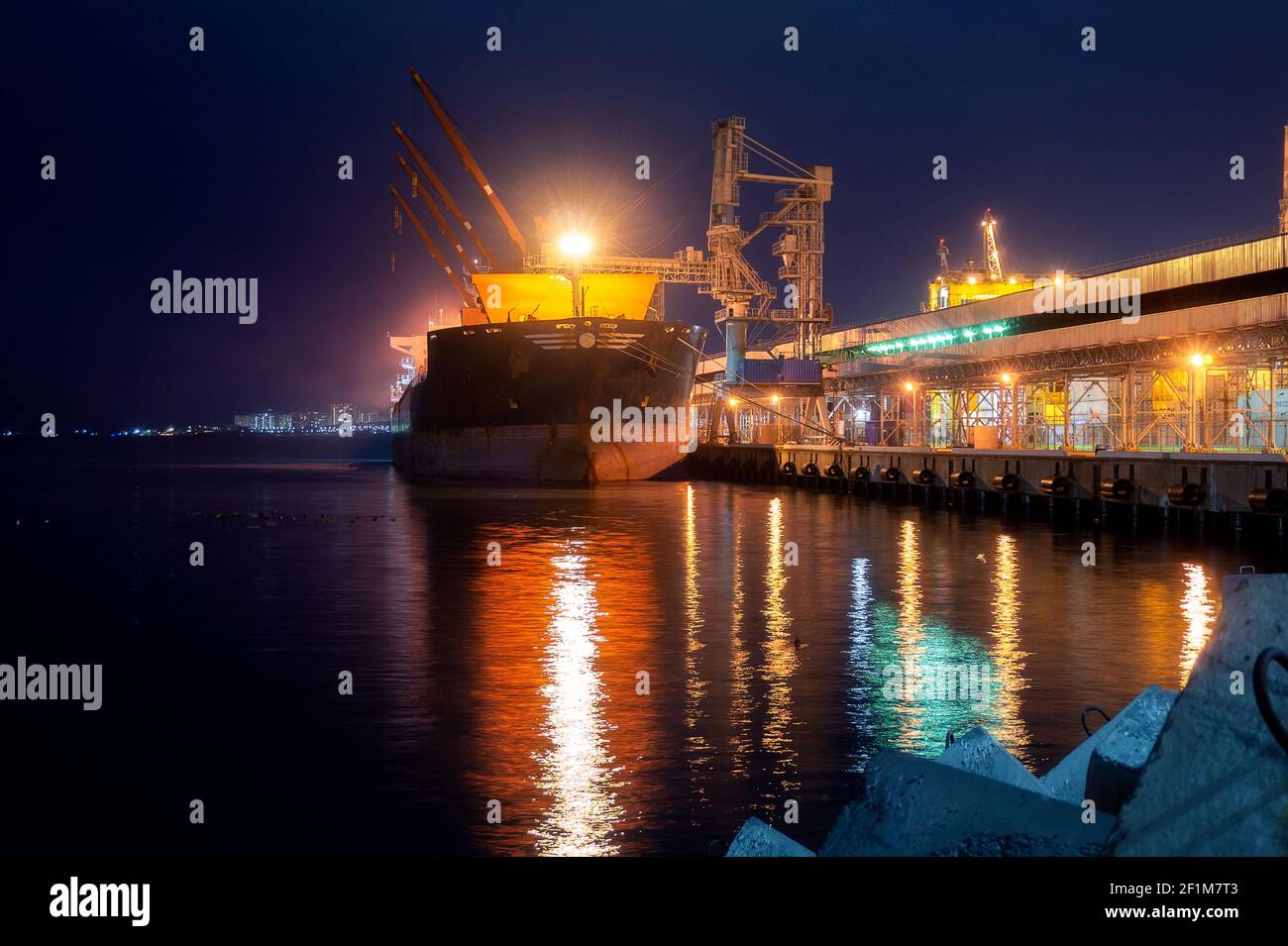 Container ship stands pier hi-res stock photography and images - Alamy