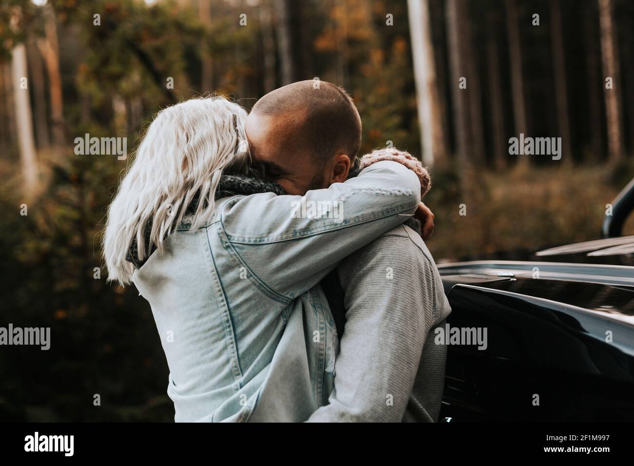 Couple hugging, side view Stock Photo - Alamy