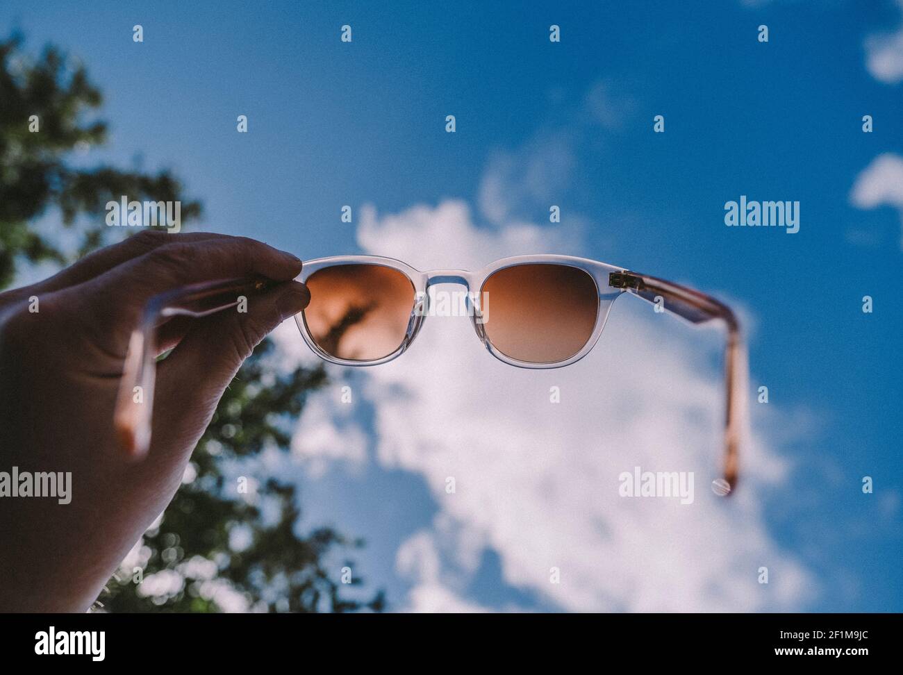 Hand sunglasses hi-res stock photography and images - Alamy