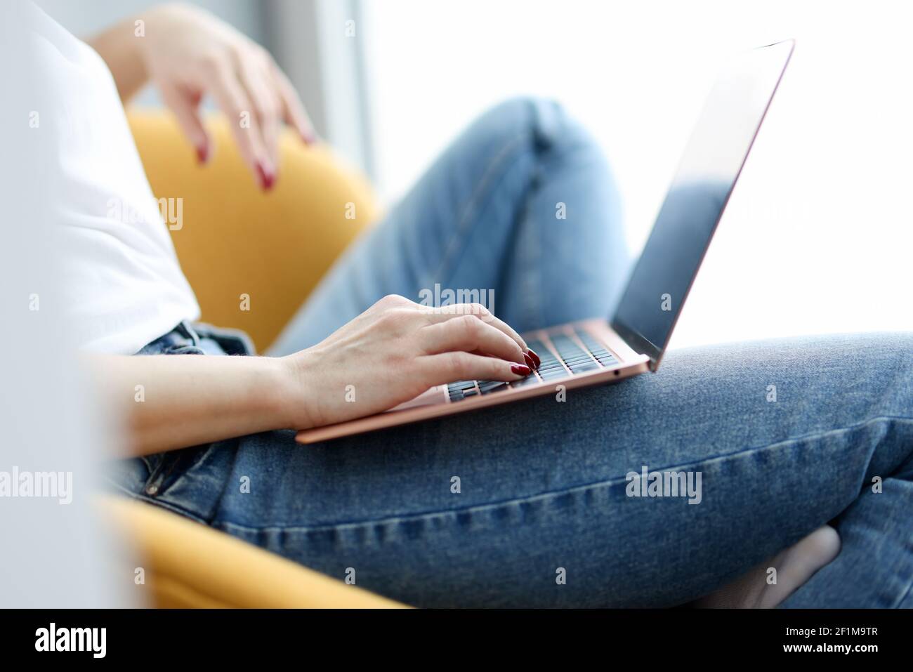 Laptop screen lap sitting home hi-res stock photography and images - Alamy
