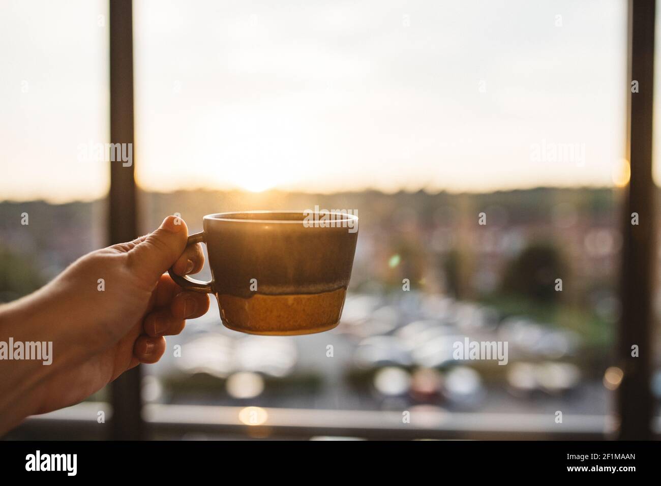 Hand holding coffee cup hi-res stock photography and images - Alamy