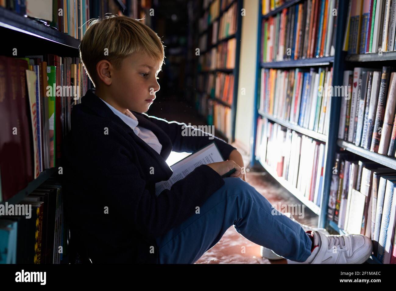 Primary classroom bookcase hi-res stock photography and images - Alamy